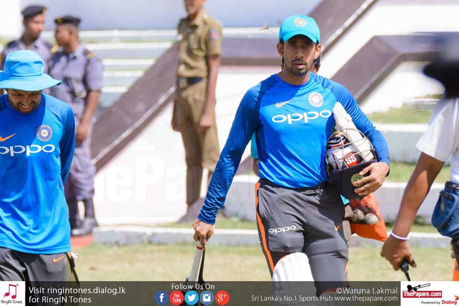 விர்திமான் சஹாவுக்கு கிரிக்கெட் பயிற்சி கொடுக்கும் தந்தை